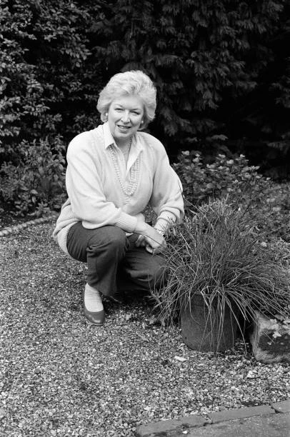 ACTRESS JUNE WHITFIELD pictured at home 1987 Old Photo EUR 5,60 ...