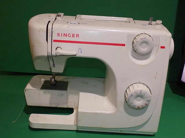 SINGER MODEL 8280 Electric Sewing Machine White Worn FAULTY / SPARES ...