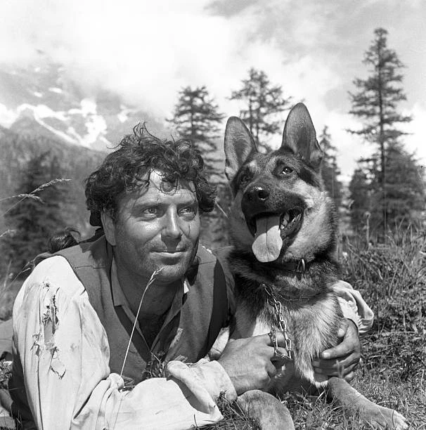 ITALIAN ACTOR RAF Vallone Taking A Break With A Monkey Film Star Old ...