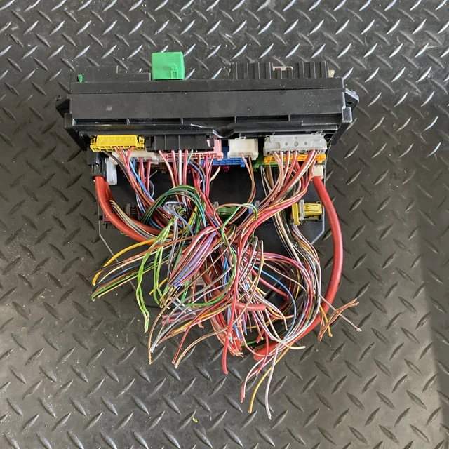 2007 MERCEDES BENZ C Class W204 Front Fuse Box A2045454501 £95.00 ...