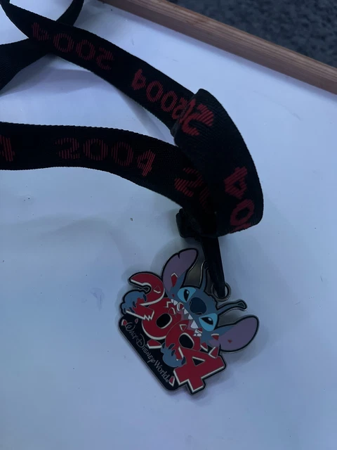 DISNEY STITCH LANYARD And Medal 2004 Walt Disney World Pin Trade EUR 8 ...