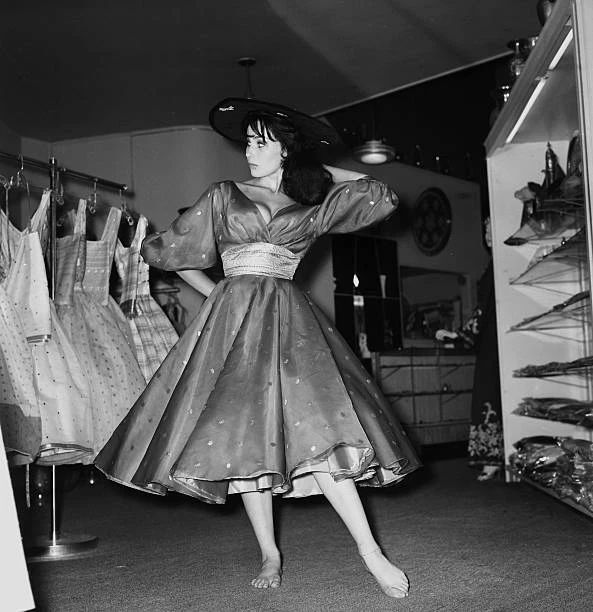 ACTRESS KATHRYN GRANT poses in a dress shop in Los Angeles 1957 Old Photo 10 EUR 6,73 - PicClick IT