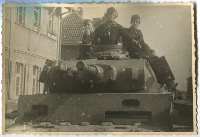 GERMAN WWII PHOTO: WEHRMACHT SOLDIERS RIDING ON PANZER III or IV TANK £ ...