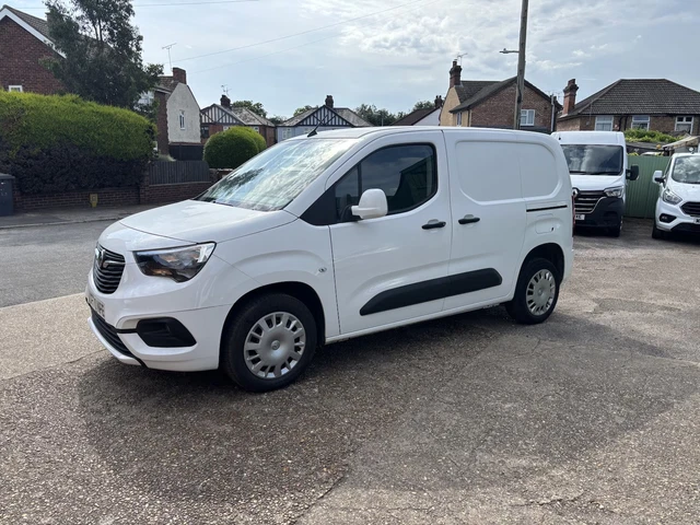 VAUXHALL COMBO 1.5 Turbo D 2300 Sportive White Manual Diesel 2021 £ ...