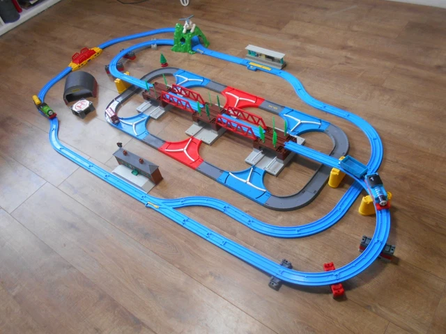 TOMY TRACKMASTER THOMAS the tank engine train set and battery trains £ ...