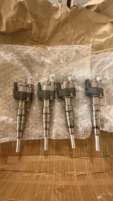BMW E90 INJECTORS index11 Set of four injectors from a BMW E90 320i ...