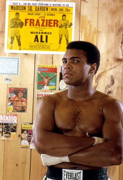 MUHAMMAD ALI DURING photo shoot at his training camp cabin o - 1974 Old ...
