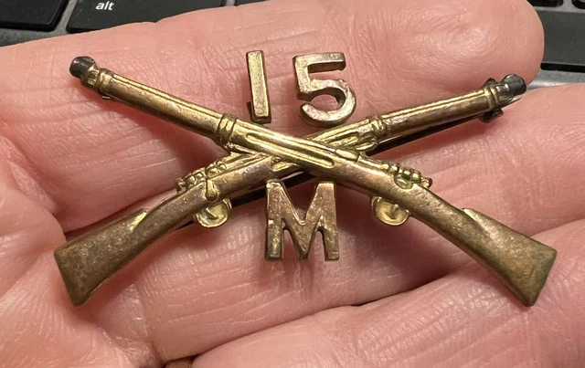 VINTAGE CROSSED RIFLES Brass Pin US ARMY INFANTRY 15 M-Military Badge £ ...