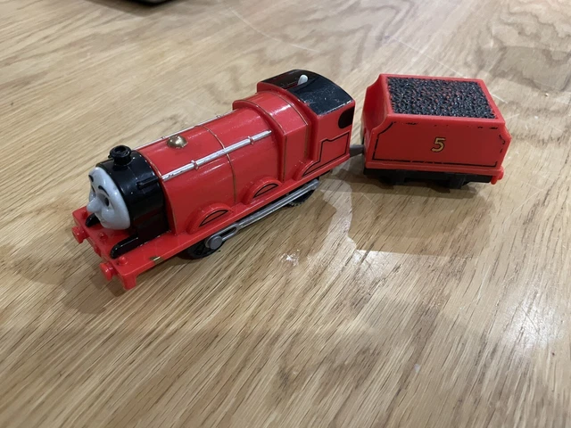 THOMAS TRACKMASTER JAMES Train with tender, battery operated. £8.50 ...