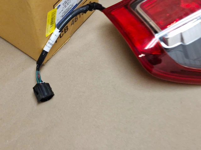 GENUINE FORD RANGER Wildtrak Drivers Side Rear Light Lamp With Fog Lamp ...