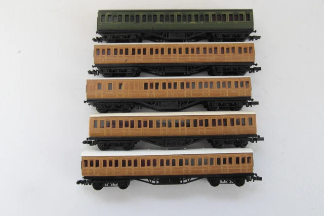 SET OF FOUR LNER 'wooden' coaches N gauge PLUS one green Southern ...
