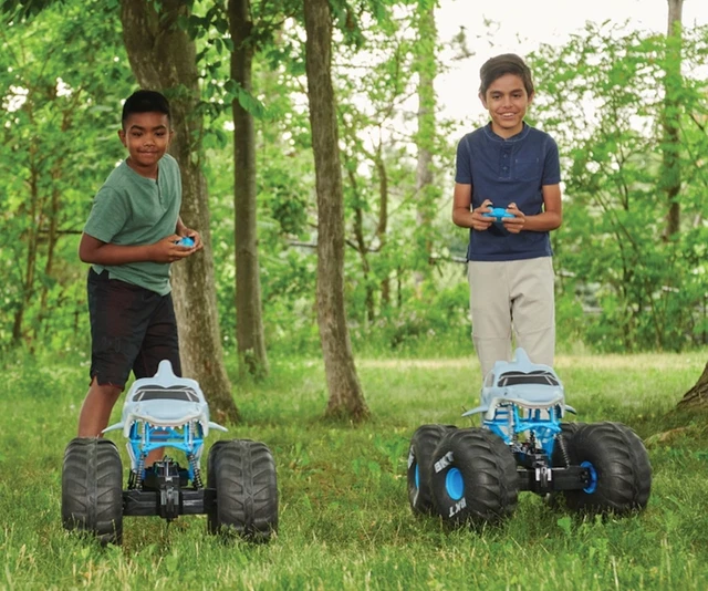 MONSTER JAM 1:6 Scale MEGA Remote Control All-Terrain Megalodon Monster ...