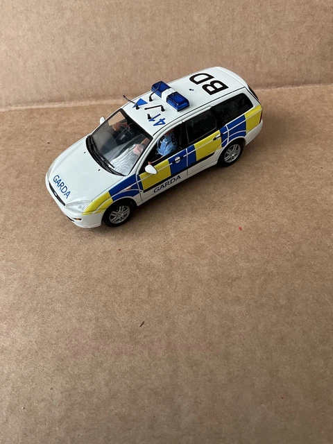 MINICHAMPS CODE 3 Ford Focus Estate POLICE/GARDA With Figures . 1:43 ...