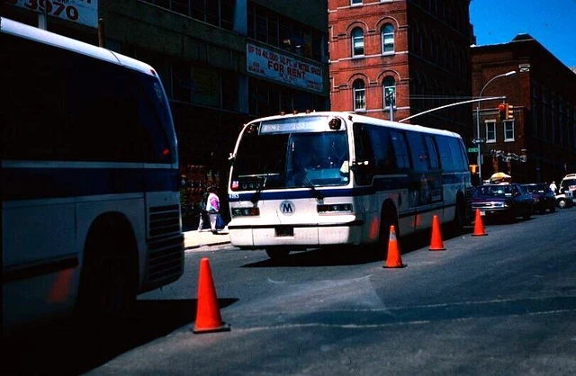 ORIGINAL KODACHROME SLIDE Nyc Bus 1985 Gm Rts #3963 Q-88 H Harding Expy ...