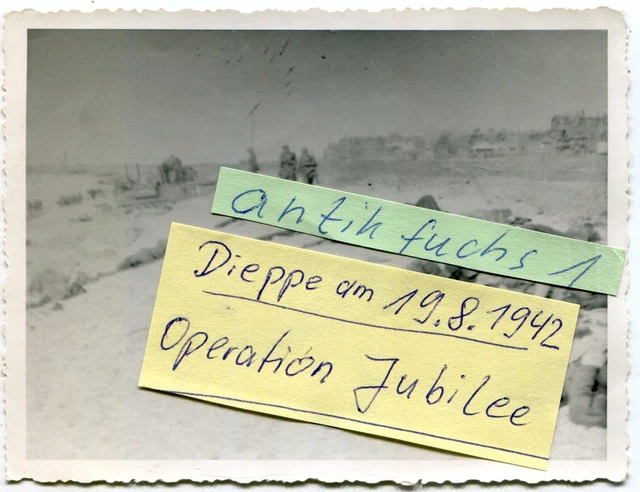 FOTO : am Strand bei Dieppe am 19.8. 1942 nach Gefechten der Operation ...