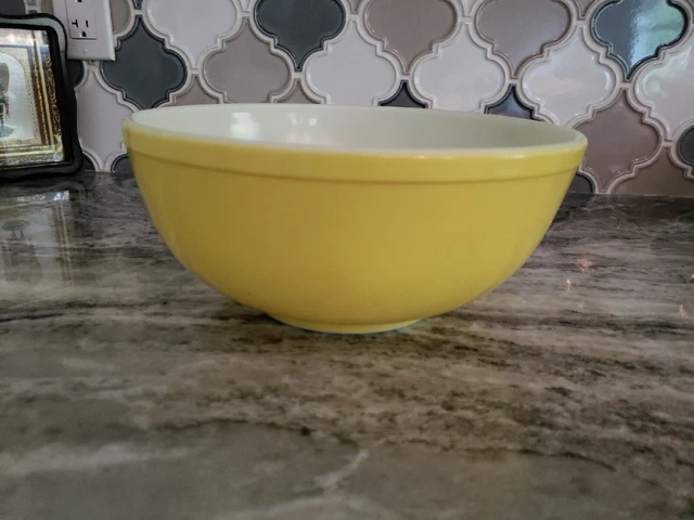 VINTAGE PRIMARY COLOR Yellow Largest Pyrex Nesting Mixing Bowl USA $36. ...