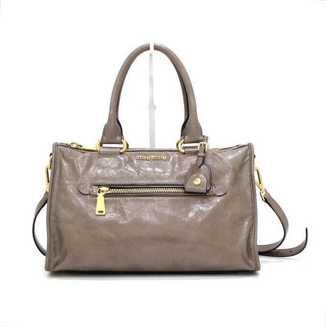 BORSA A TRACOLLA/TOTE bag lucida Miu Miu Motor Bag con logo dorato ...