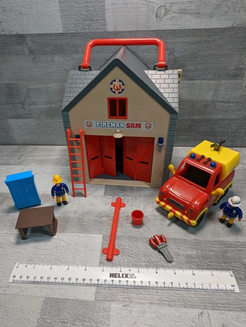 FIREMAN SAM OPENING fire station with rescue truck and 2 figures & 6 ...