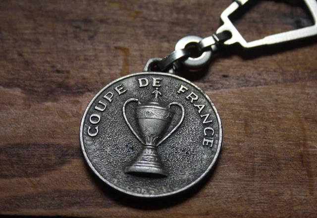 ANCIENNE MEDAILLE / porte clé ) OL LYON V FC SOCHAUX FINALE COUPE DE FRANCE 1967 EUR 15,50 ...