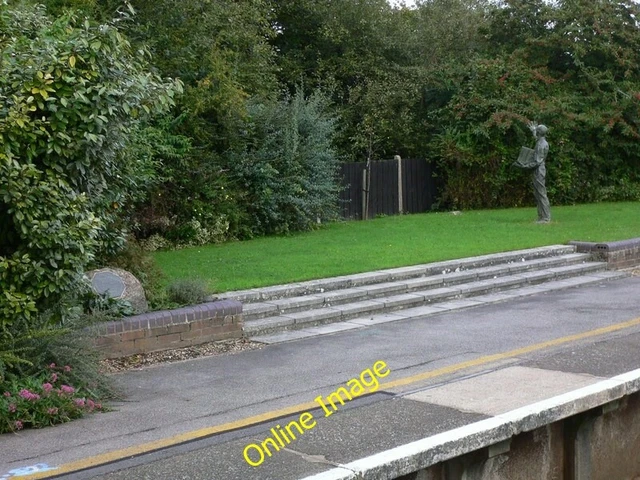 PHOTO 6X4 STATUE at Templecombe station Abbas Combe The first ...