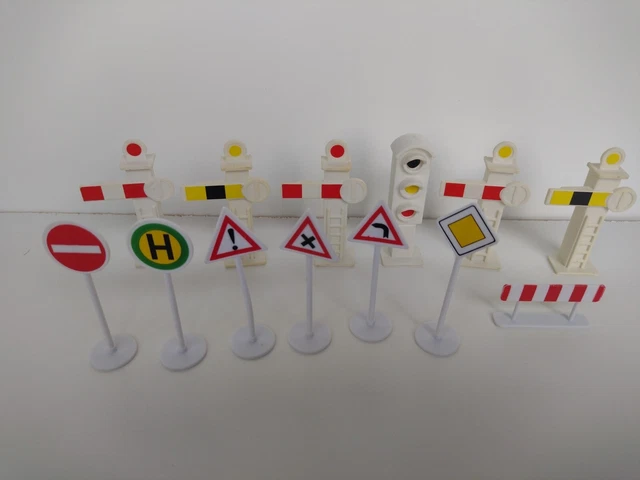 VINTAGE TRACKMASTER THOMAS Signals *6 Plus 6 Various Road Signs £5.99 ...