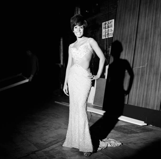 Shirley Bassey Wearing Her Banned Dress At The Palladium The 3 Old Photo 1 Eur 650