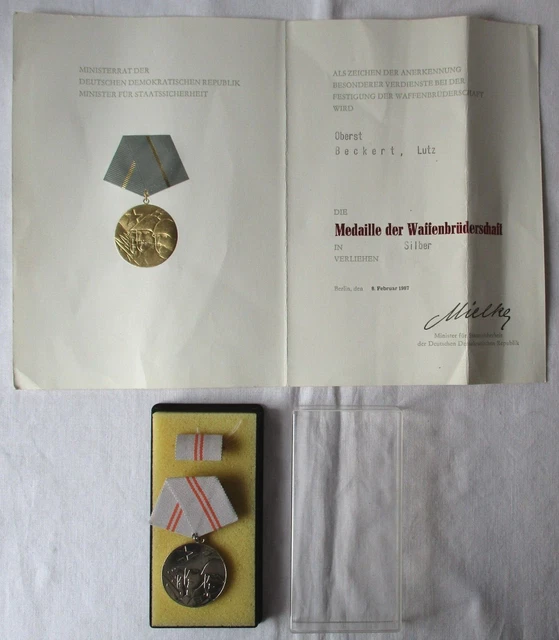 DDR MEDAILLE DER Waffenbrüderschaft in Silber + Urkunde Mielke im Etui ...