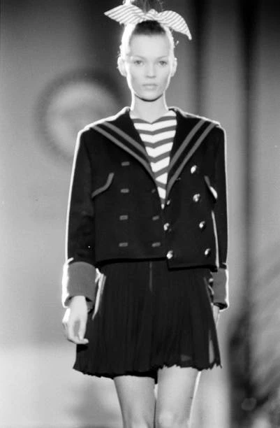 KATE MOSS MODEL in a Atelier Versace fashion show 1993 Old Photo 3 $8. ...