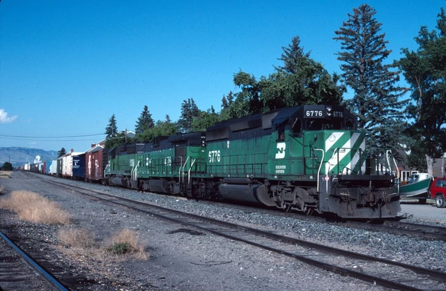 BN BURLINGTON NORTHERN SD40-2 6776 with train - nice scene 1996 P4-7 12 ...