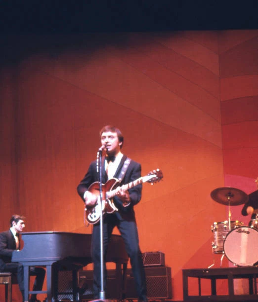 GERRY MARSDEN OF Gerry and the Pacemakers performing in 1966 Old Music ...