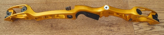 ARCHERY. HOYT FORMULA X 25" riser right handed recurve gold with box, 2 ...