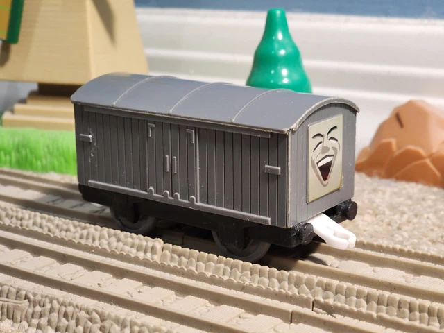 TOMY TRACKMASTER THOMAS & Friends Laughing Covered Troublesome Truck ...