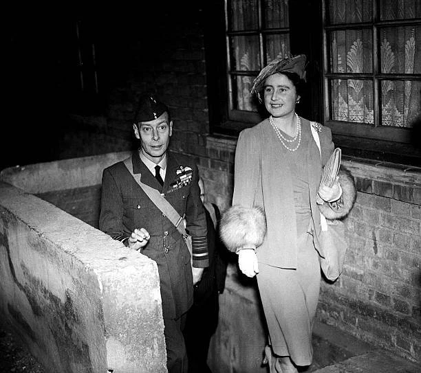 KING GEORGE VI Queen Elizabeth later Queen Mother carrying gas-mas ... KING GEORGE VI Queen Elizabeth later Queen Mother carrying gas-mas ...