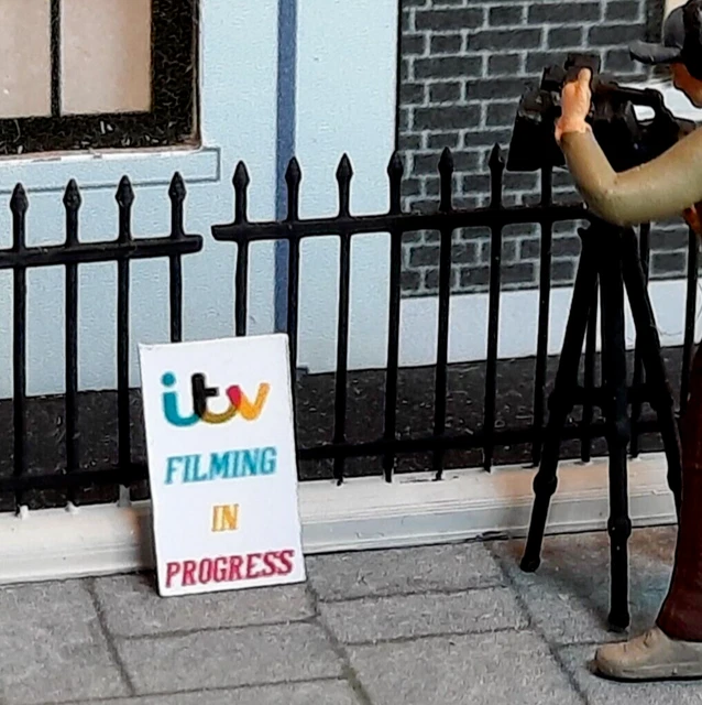 OO GAUGE BBC Tv Filming Signs Decal Kit + Itv & Film Crew Ideal For ...