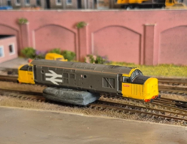 N GAUGE CLASS 37 Locomotive bodyshell Resprayed 37693 Railfreight ...