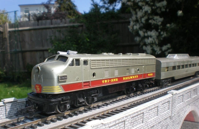 TRI-ANG R55 AND R57 Class F7 A units, powered and dummy +4X Continental ...