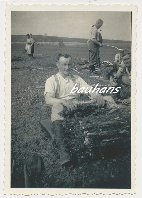 FOTO POLEN-BORÓW SOLDATEN beim Matten-Flechten 2.WK (b34) EUR 5,00 ...
