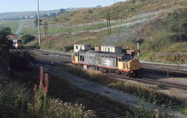 35MM SLIDE BR British Railway Diesel Loco Class 37 37676 peak forest 91 ...