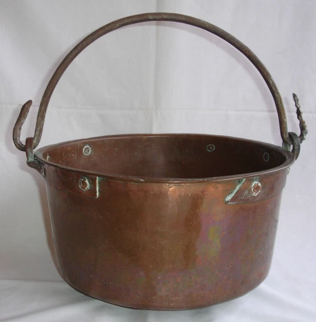 ANCIEN CHAUDRON EN Cuivre épais, martelé, avec rivets Anse en fer forgé ...