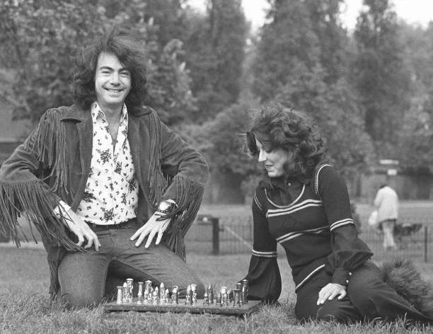 AMERICAN SINGER-SONGWRITER NEIL Diamond receiving a chess set - 1972 ...