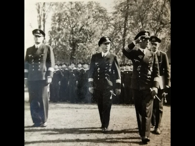 FOTO 1942 KRIEGSMARINE Dienststelle Calais Parade Offizier grüßt EK 1 ...