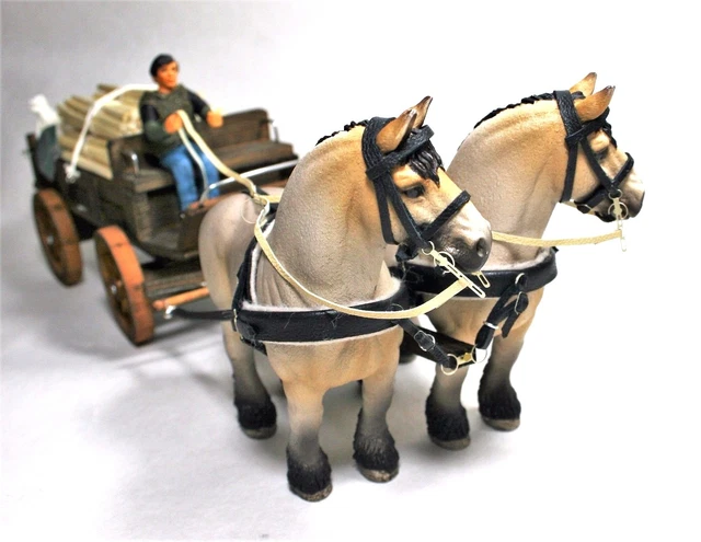 2 SCHLEICH PFERDE Kaltblut mit Zubehör Kutsche 2 spänner Geschirr Handarbeit EUR 140,00 ...