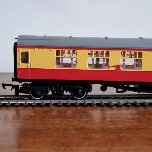 HORNBY R929 B.R. BSK Brake 2nd Corridor Coach Blood & Cream Rn.34100 OO ...