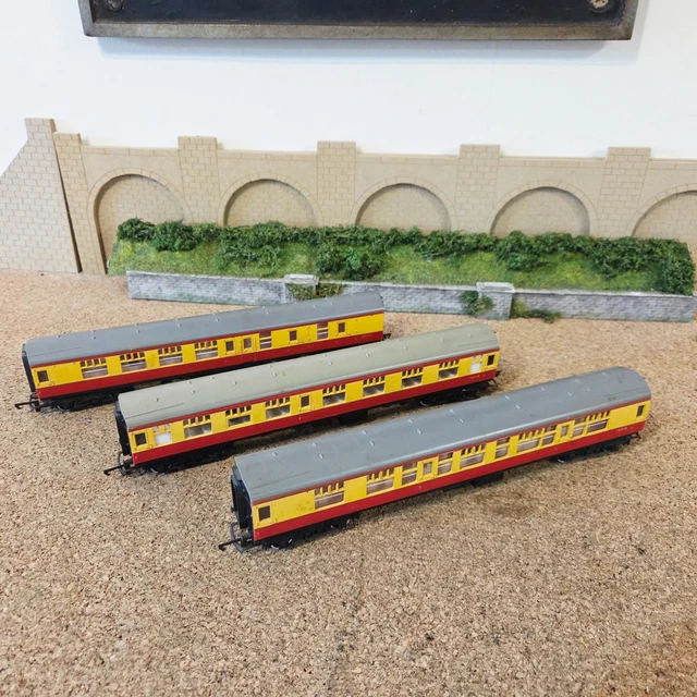 HORNBY RAILWAYS OO Gauge Rake Of 3 Blood & Custard Coaches Free Post ...