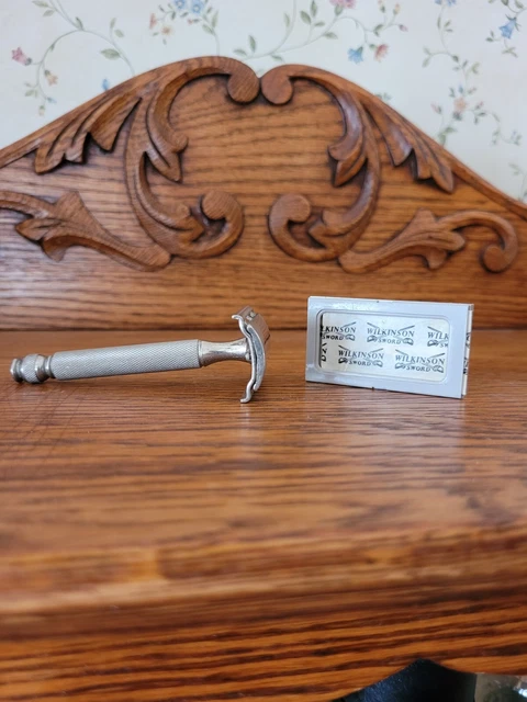 VINTAGE GILLETTE RAZOR Made in Canada with 3 blades patent 1932 $25.99 ...
