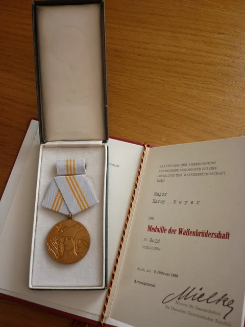 MFS MIELKE STASI Waffenbrüderschaft Urkunde plus Orden in Gold ...