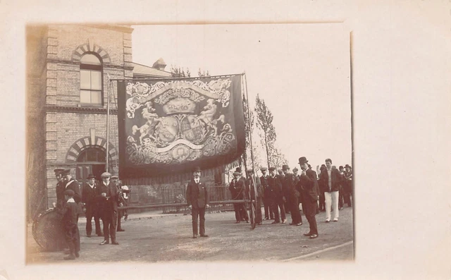 CARTE POSTALE PARADE Drapeau Animé Scène Place Inconnu EUR 13,72 ...
