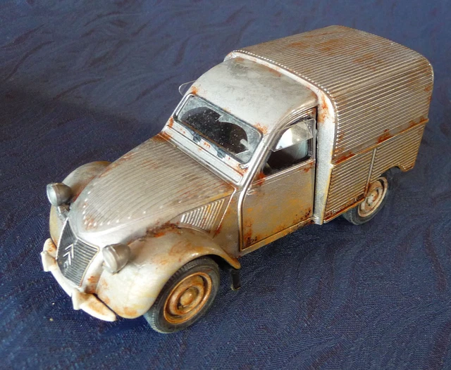 MINIATURE SANS ÉCHELLE: CITROEN 2CV camionnette de Lucien, rouillée et ...