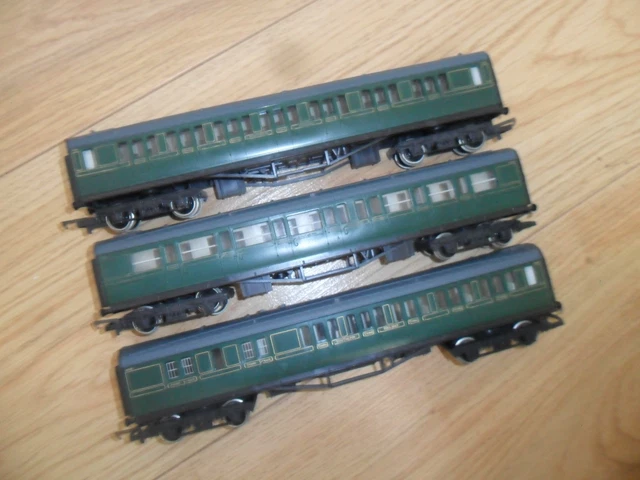 COLLECTION OF SOUTHERN Coaches for Hornby OO Gauge Model Railway Sets £ ...