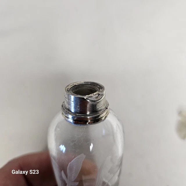 PETIT FLACON À eau de mélisse en cristal et en argent. Poinçon minerve ...
